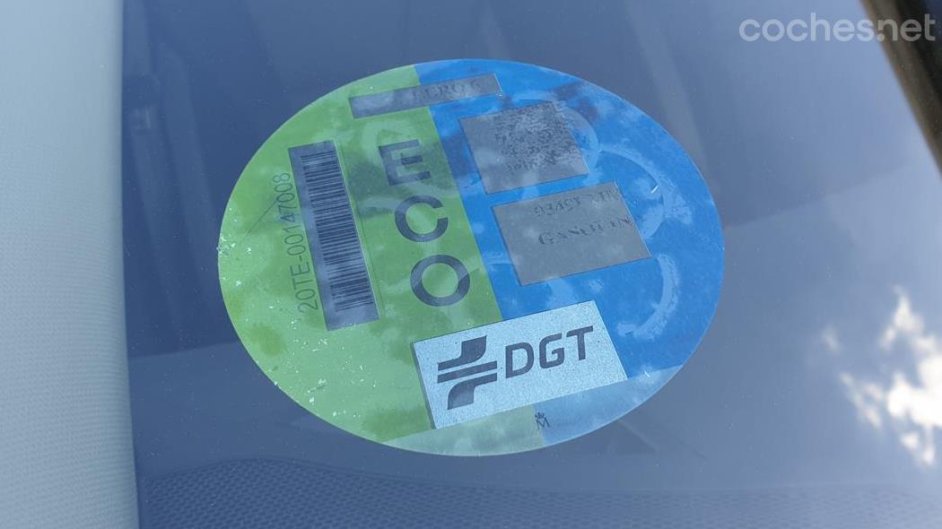 Etiquetas de la DGT, ¿hay que llevarlas visibles? | Noticias coches.net